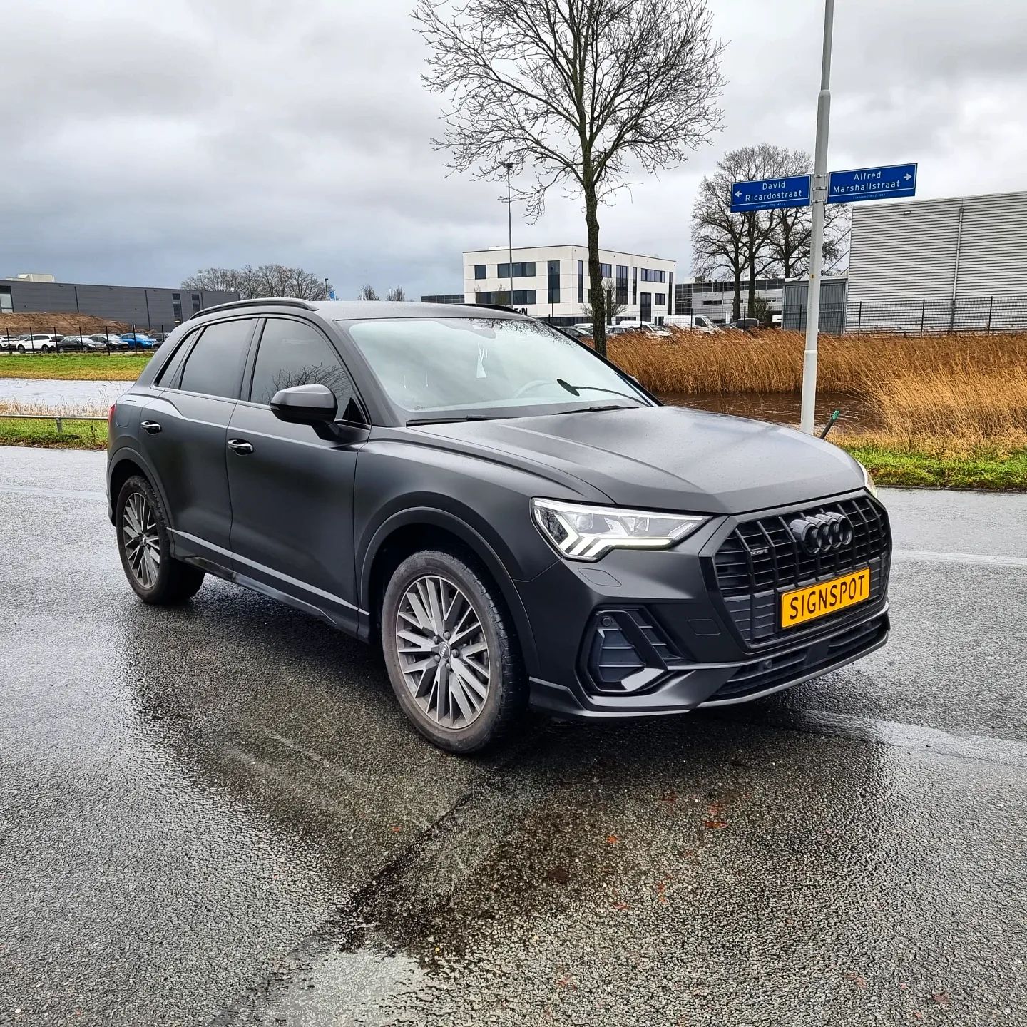 Audi Q3 - Sign Spot